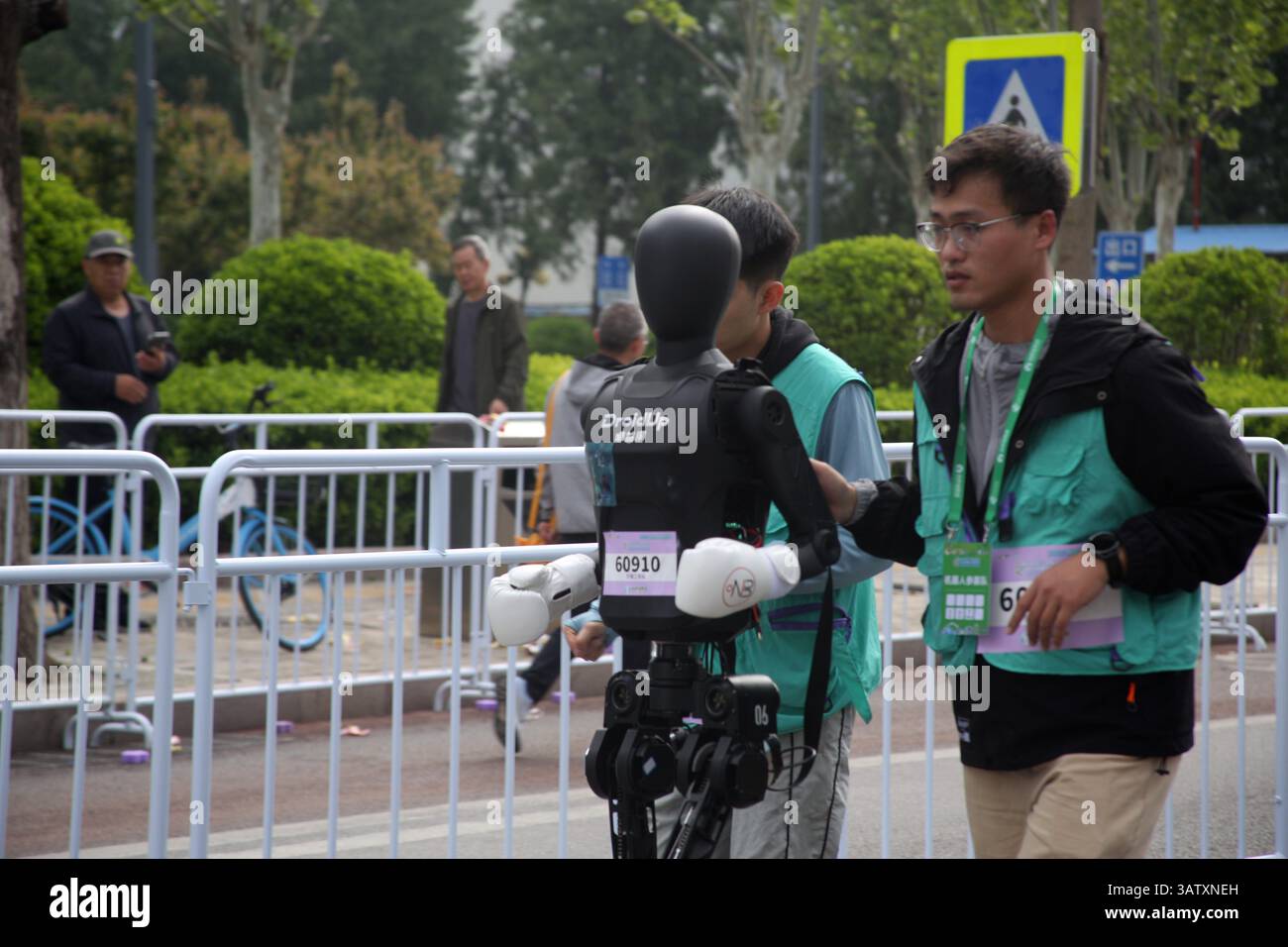 Humanoid robots and humans participated in the world's first humanoid ...