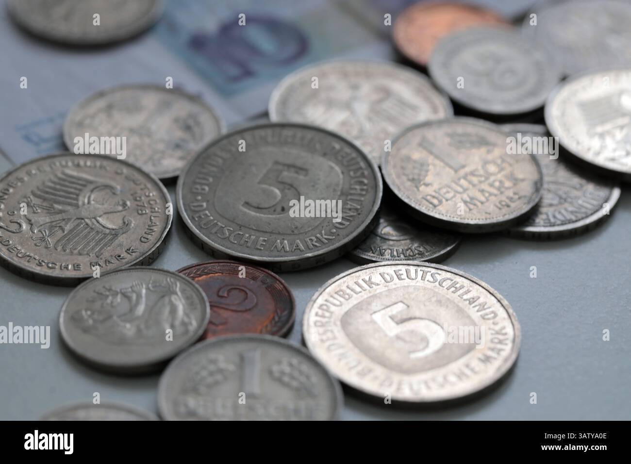 Verschiedene Münzen und Geldscheine in der Währung Deutsche Mark DM ...