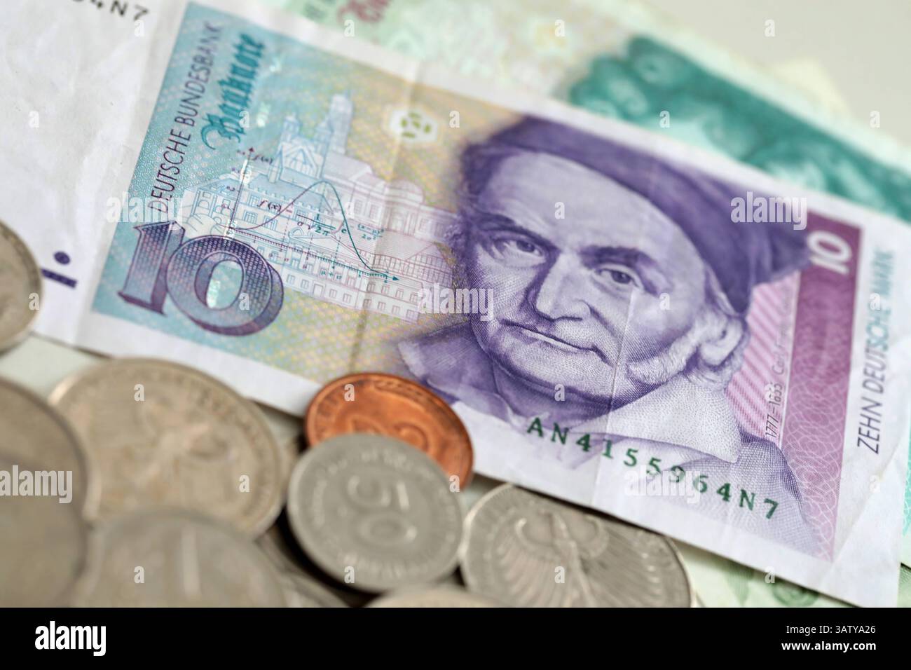 Verschiedene Münzen und Geldscheine in der Währung Deutsche Mark DM ...