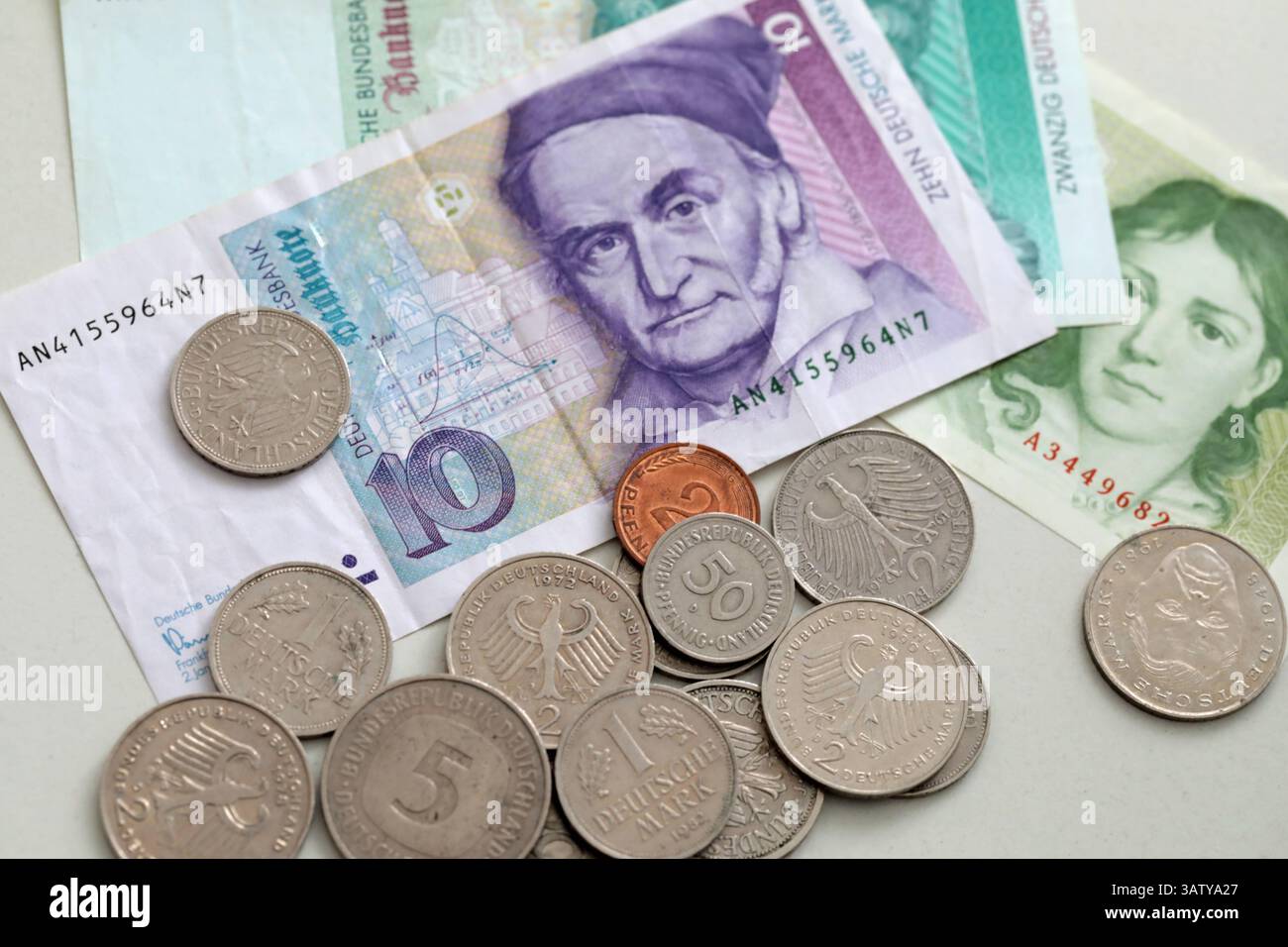Verschiedene Münzen und Geldscheine in der Währung Deutsche Mark ...