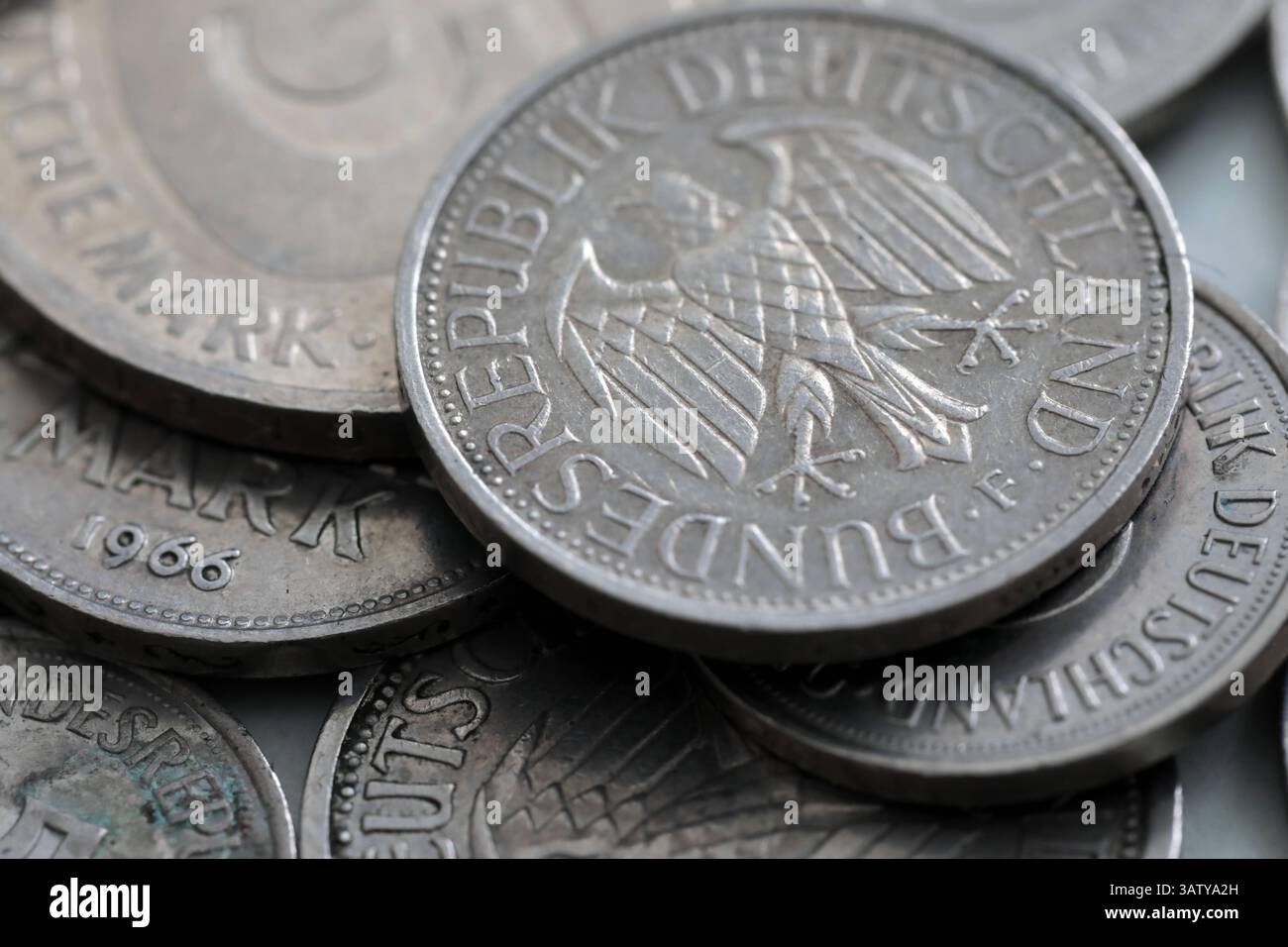 1-Mark-Stück. Eine Deutsche Mark DM, Münze, Geldmünze. 1-Mark-Stück ...