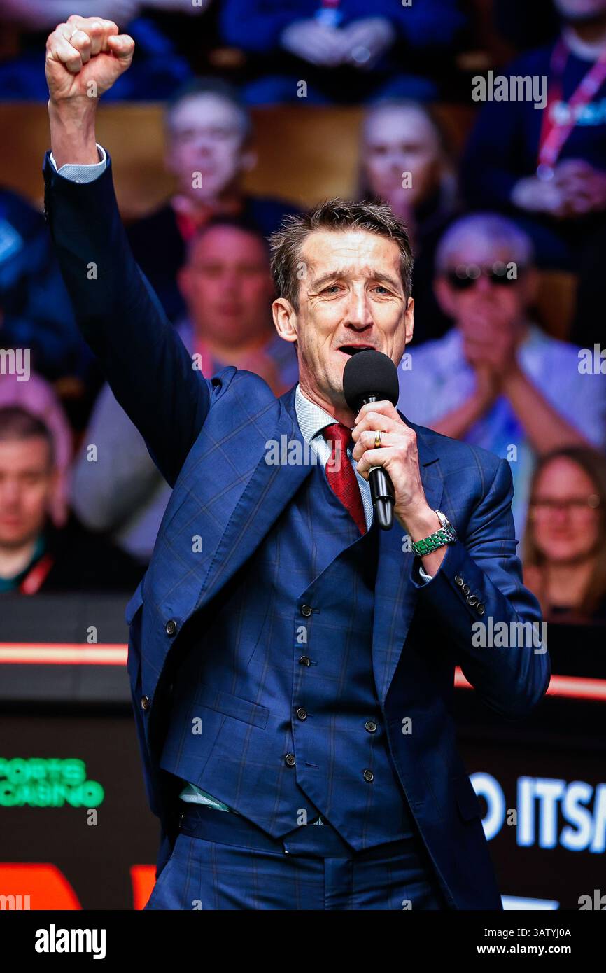 Sheffield, UK. 19th Apr, 2025. Commentator and MC Rob Walker talks with ...