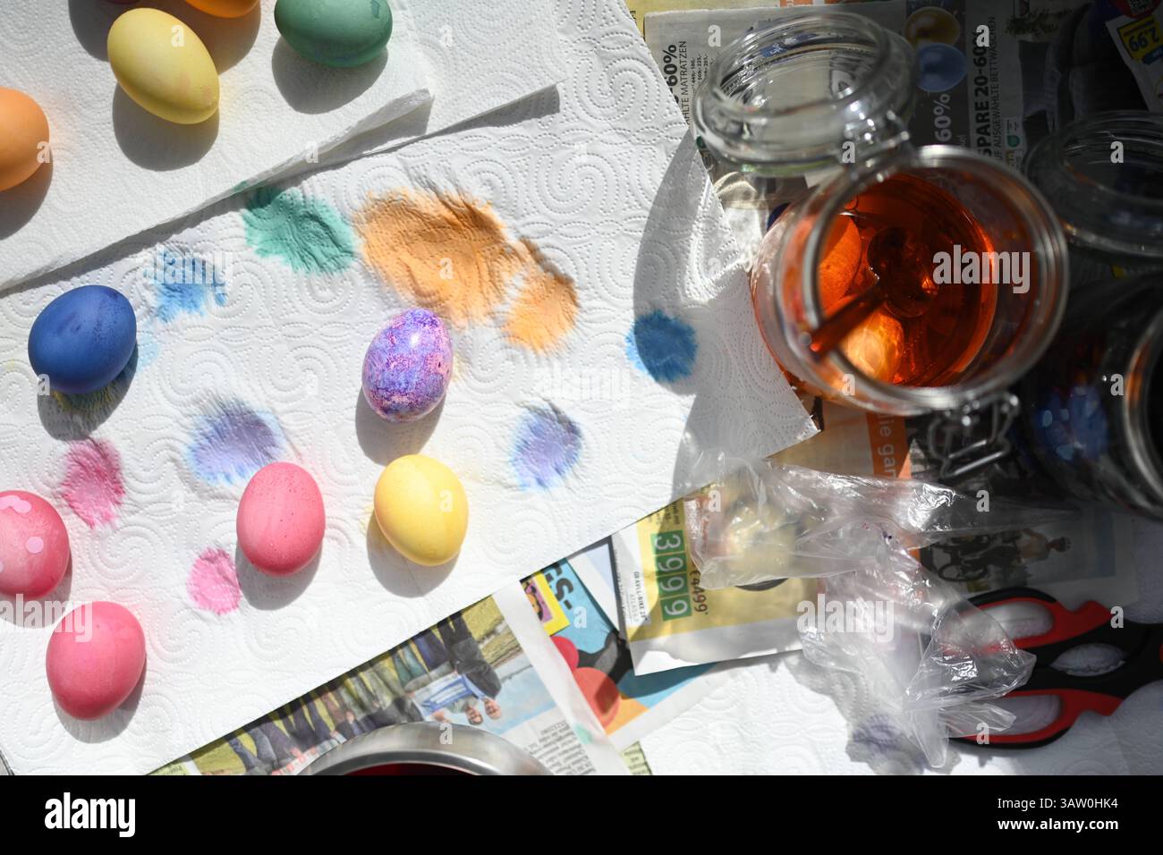 Traditionelles Ostereier färben Kurz vor dem Ostersonntag werden ...