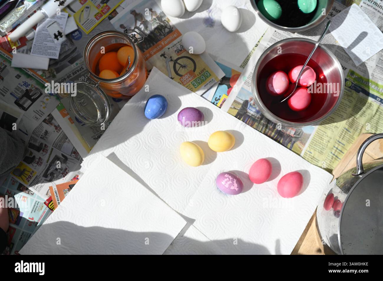 Traditionelles Ostereier färben Kurz vor dem Ostersonntag werden ...