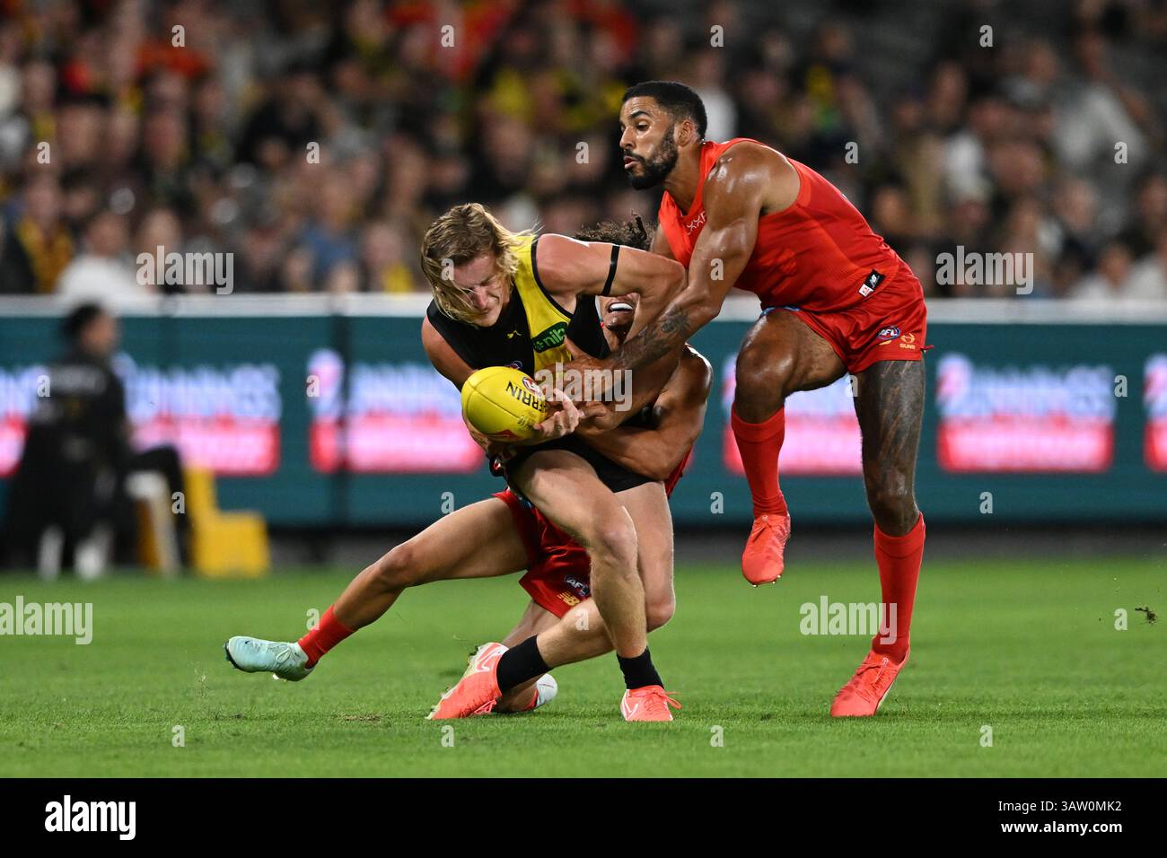 Melbourne, Australia. 19th Apr, 2025. Hugo Ralphsmith of Richmond (left ...