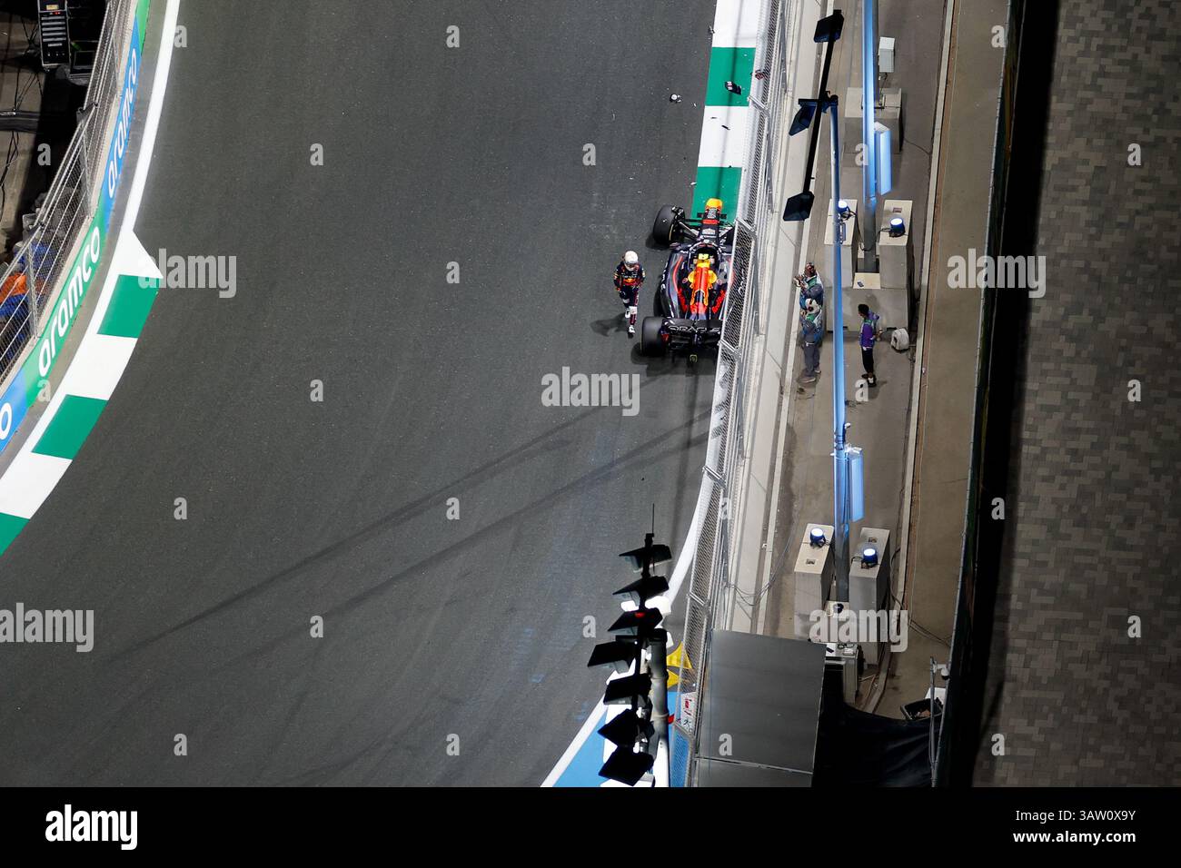 22 TSUNODA Yuki (jap), Red Bull Racing RB21, action crash, accident ...