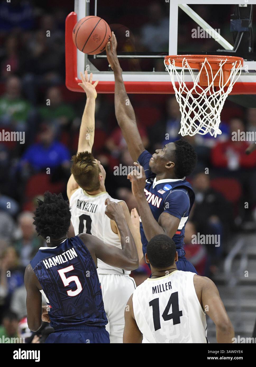 Colorado buffaloes guard thomas akyazili 0 hi-res stock photography and ...