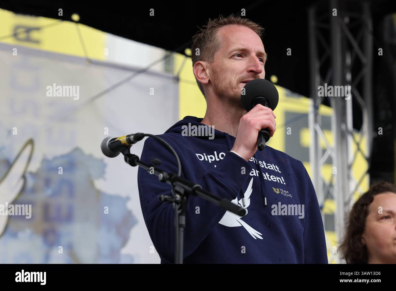 Marcus Fuchs bei einer Friedensprozession zum Karfreitag unter dem ...