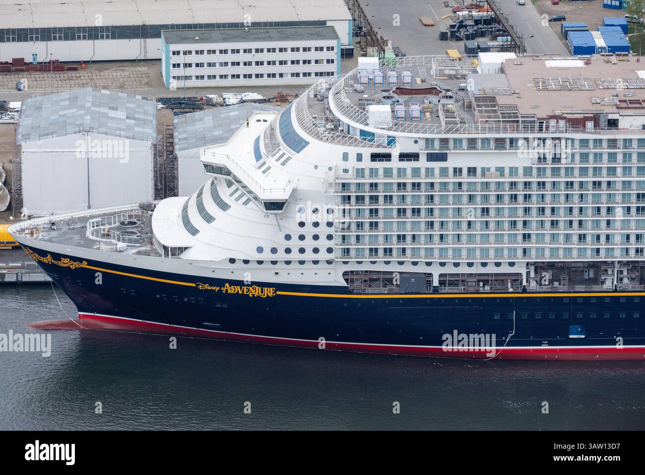 Wismar, Germany. 19th Apr, 2025. The cruise ship "Disney Adventure" is ...