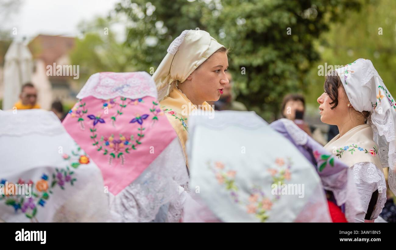 19 April 2025, Brandenburg, Lübben: Teachers Antonia Lanto (M) and Vivien Fiebig stand with ...