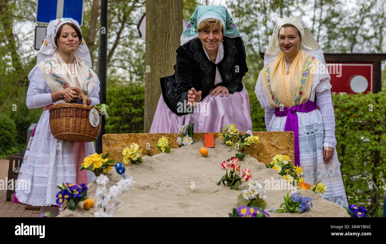 19 April 2025, Brandenburg, Lübben: Doris Strasen (M), watched by Vivien Fiebig (l) and Antonia ...