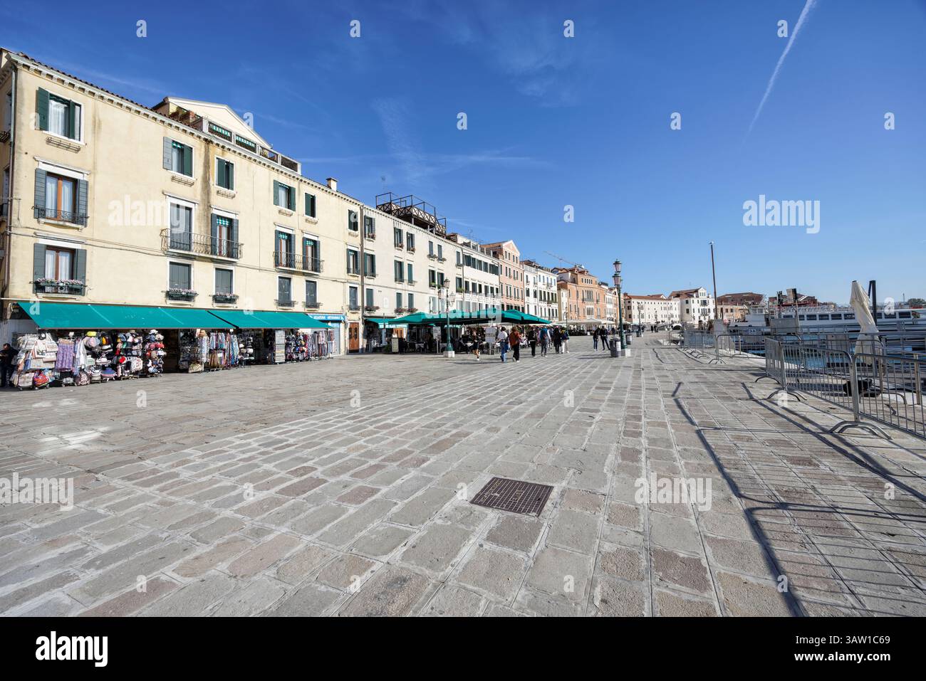 Shops, cafes, restaurants on Riva degli Schiavoni promenade and lagoon ...