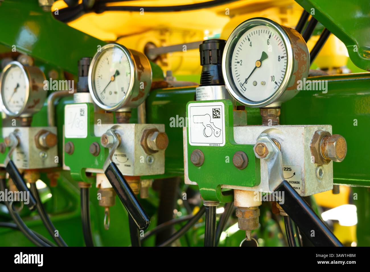 Hydraulic assembly with pressure gauge, valves and connections, fixed ...