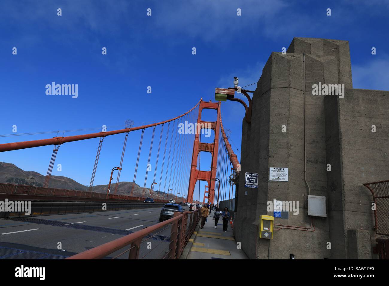 The iconic famous Golden Gate bridge over san francisco bay and Pacific ...