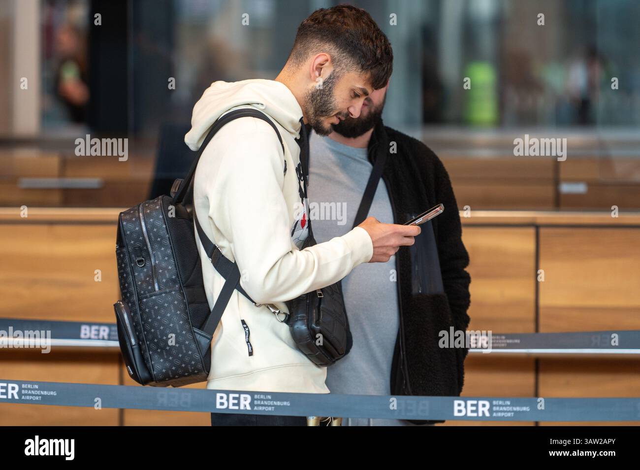 19 April 2025, Brandenburg, Schönefeld: Influencer Atallah Younes ...