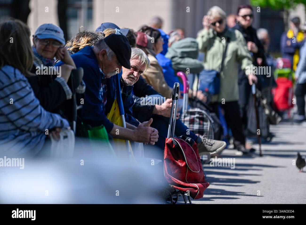 Zagreb, Croatia. 19th Apr, 2025. Volunteers hand out 250 portions of ...