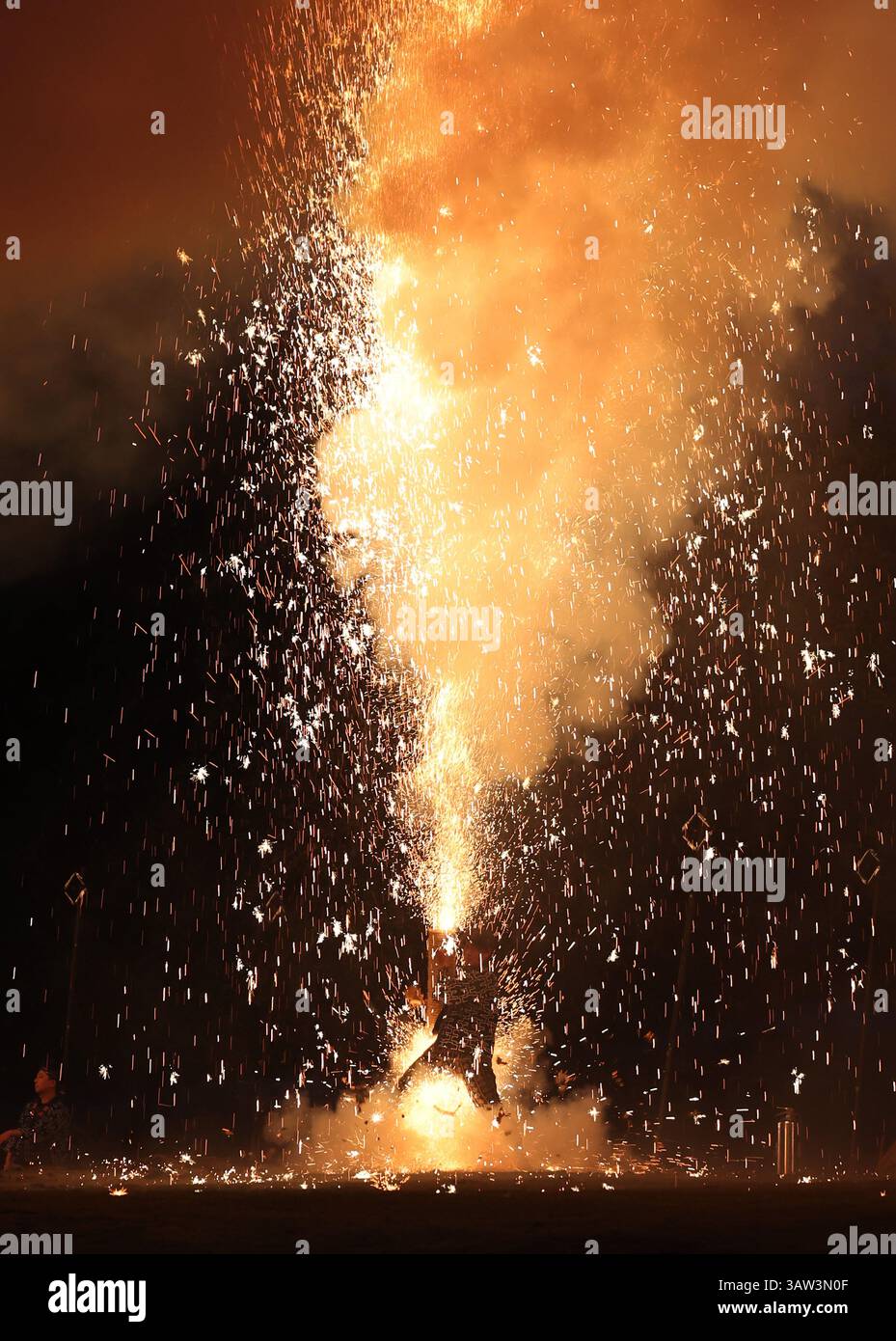 Yamanashi, Japan. 19th Apr, 2025. A firework artist showcases fireworks ...