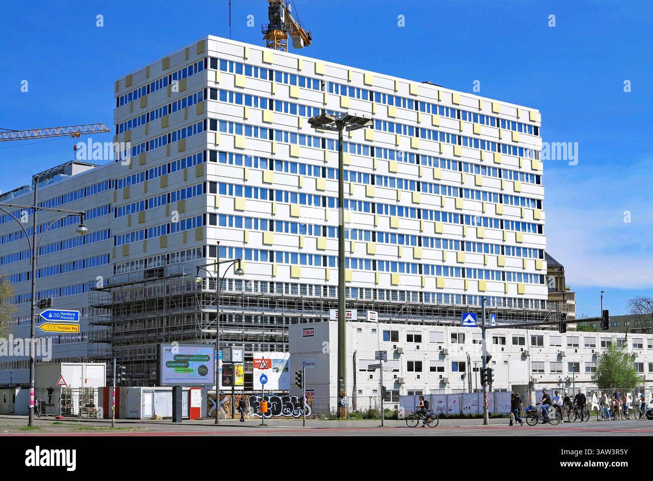 Im ehemaligen DDR-Haus der Statistik, jetzt groesstenteils saniert hat ...