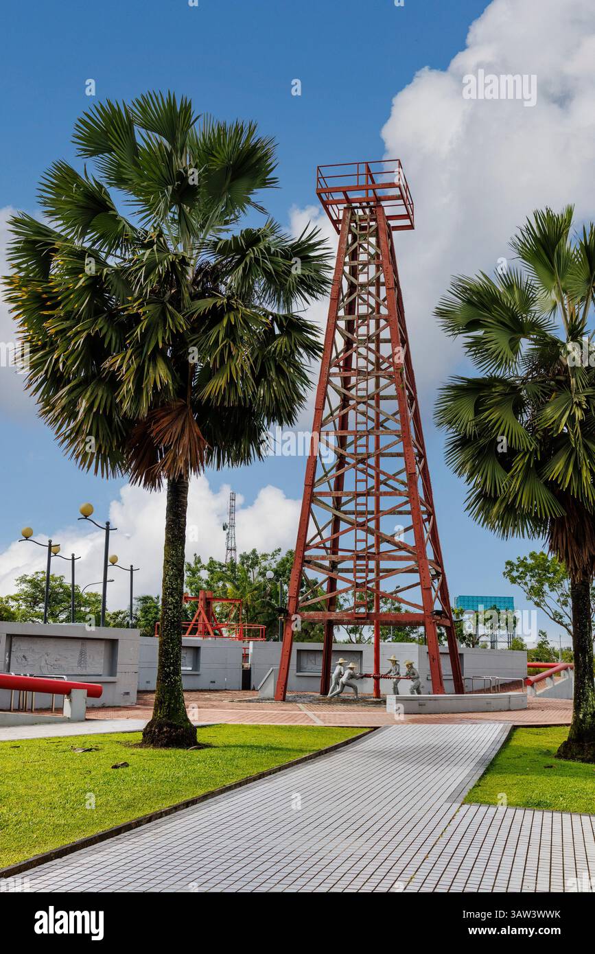 The Grand Old Lady oil drilling derrick, Petroleum museum, Canada Hill ...
