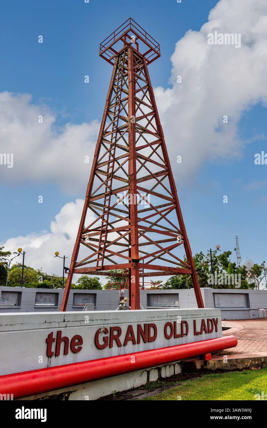The Grand Old Lady oil drilling derrick, Petroleum museum, Canada Hill ...