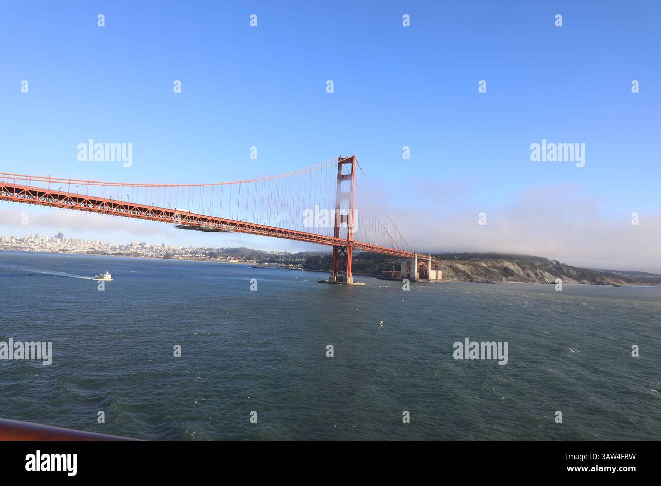 The iconic famous Golden Gate bridge over san francisco bay and Pacific ...