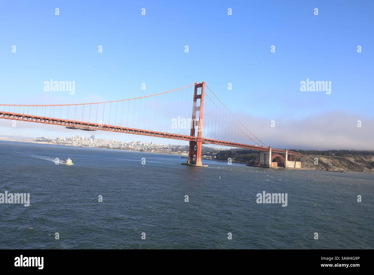 The iconic famous Golden Gate bridge over san francisco bay and Pacific ...