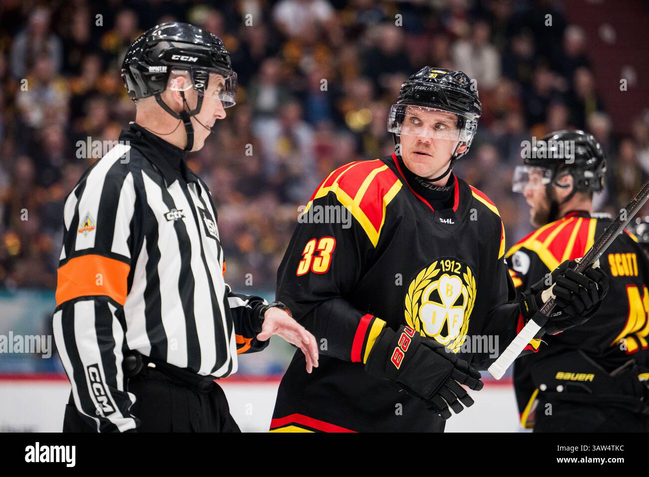 250419 Domare Linus Öhlund och Brynäs Jakob Silfverberg under final ett ...