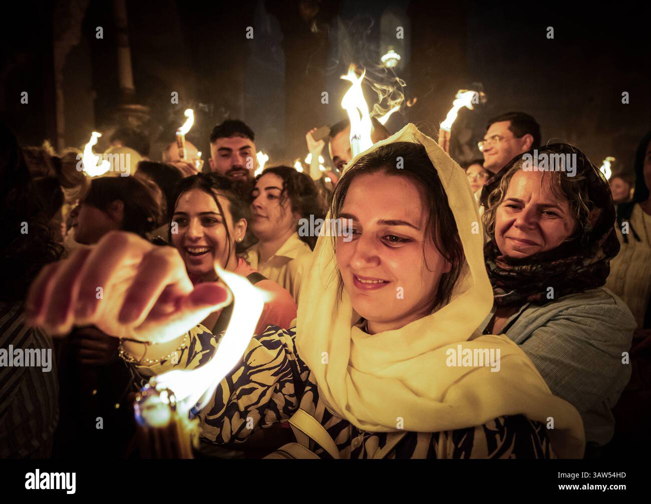 Christliche Pilger feiern am Samstag 19.04.2025 das Heilige Feuer in ...