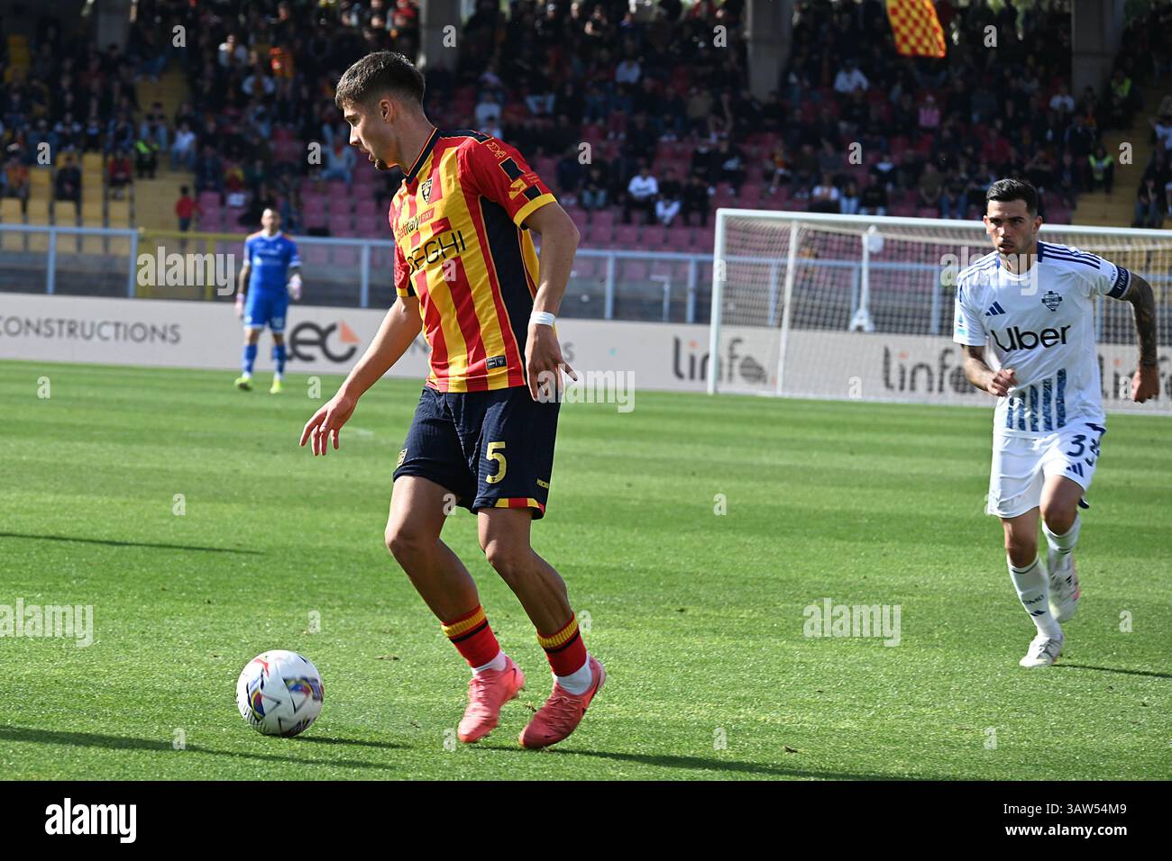 Medon Berisha (Lecce) in action during US Lecce vs Como 1907, Italian ...