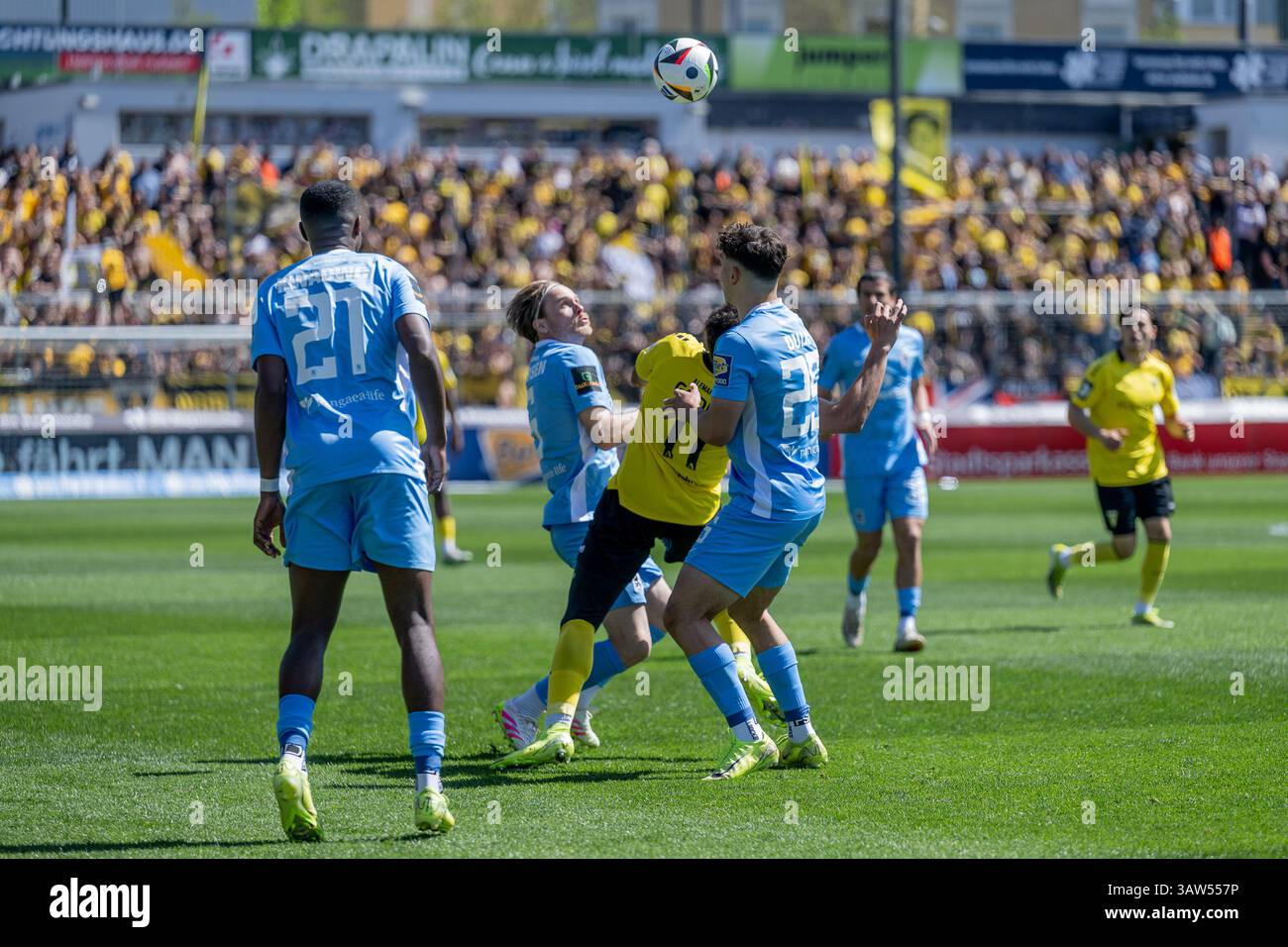 Muenchen, Deutschland. 19th Apr, 2025. Kampf um den Ball von Thore ...