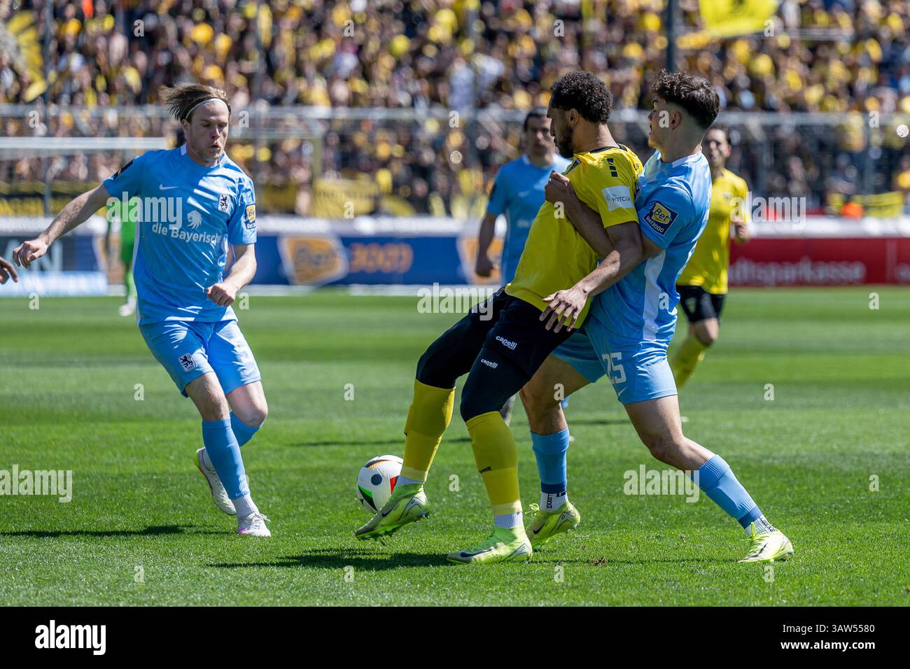 Muenchen, Deutschland. 19th Apr, 2025. Kampf um den Ball von Thore ...