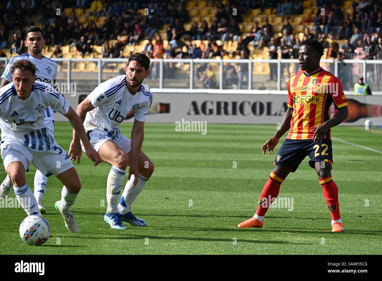 Lecce, Italy. 19th Apr, 2025. Lameck Banda ( Lecce) in action during US ...
