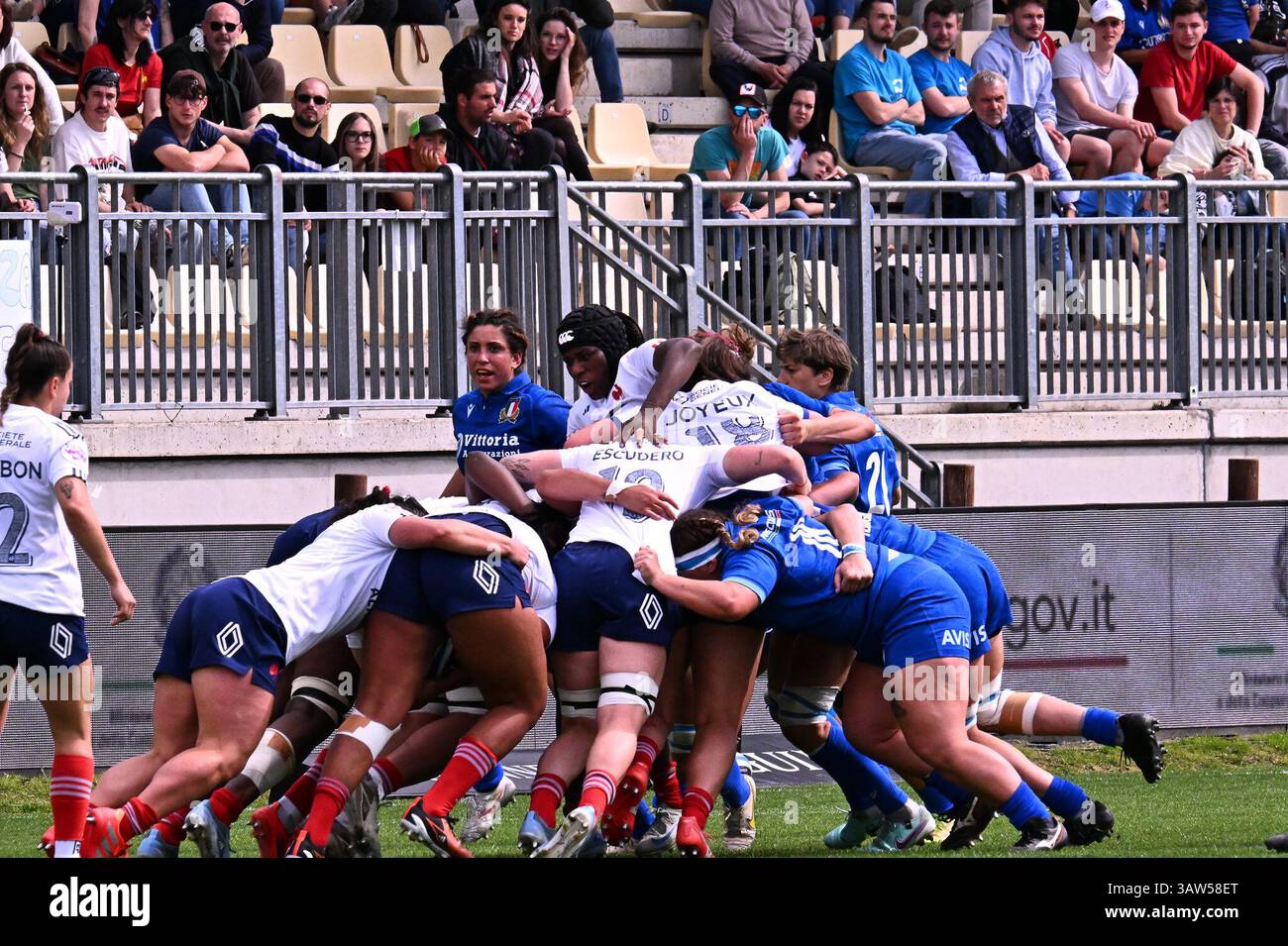 Parma, Italy. 19th Apr, 2025. Scrum during the match Italy vs France at ...