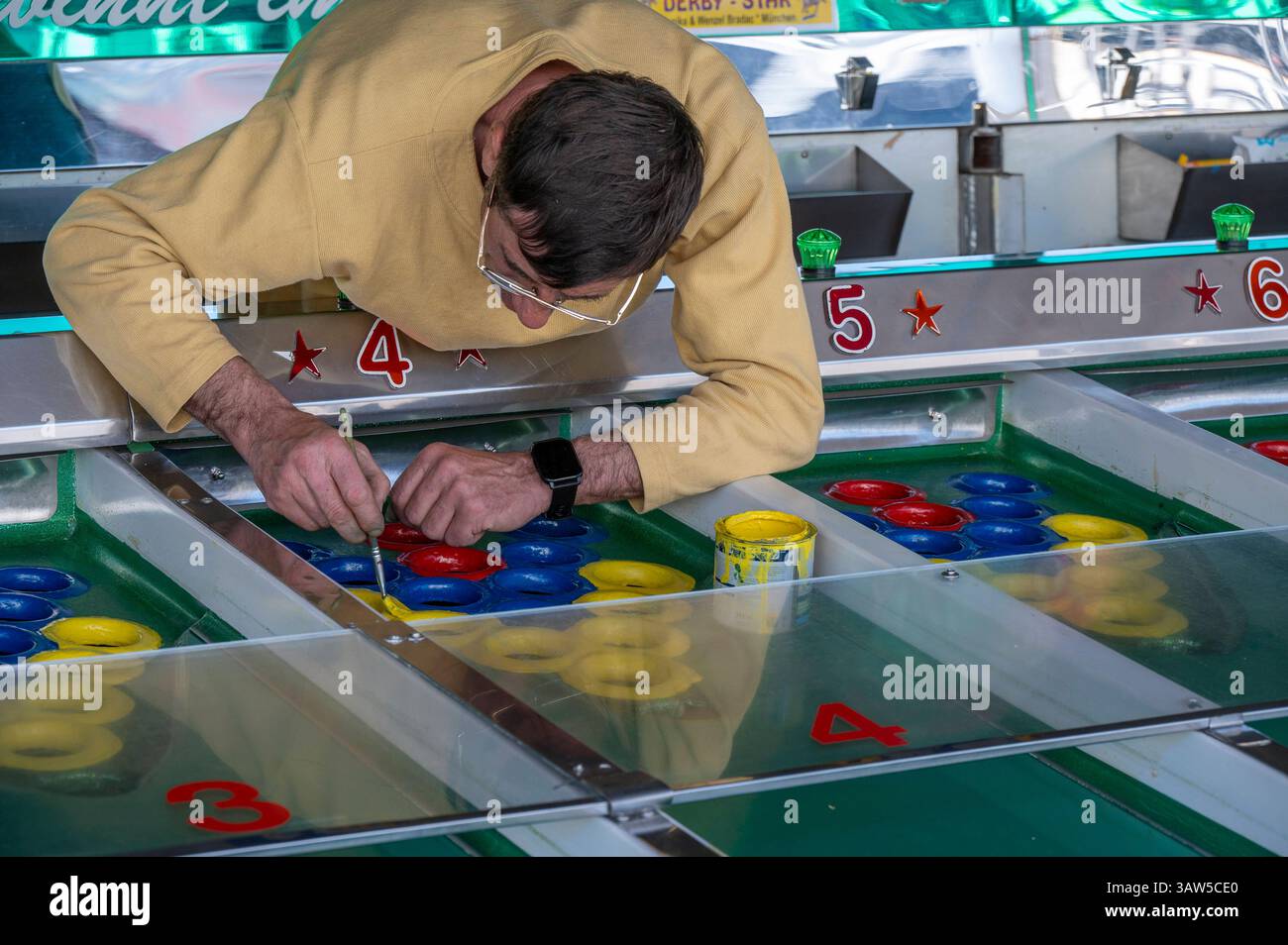 Muenchen, Aufbau zum 59. Muenchner Fruehlingsfest auf der Theresienwiese, Malerarbeiten am Derby ...