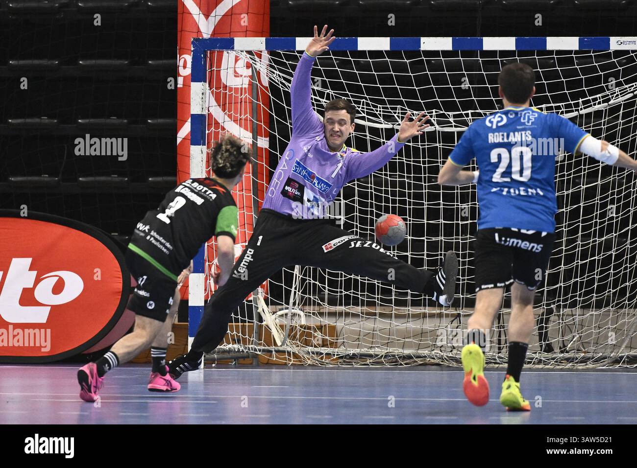 Hasselt, Belgium. 19th Apr, 2025. Hobo Hasselt's Thomas Di Giacomo ...