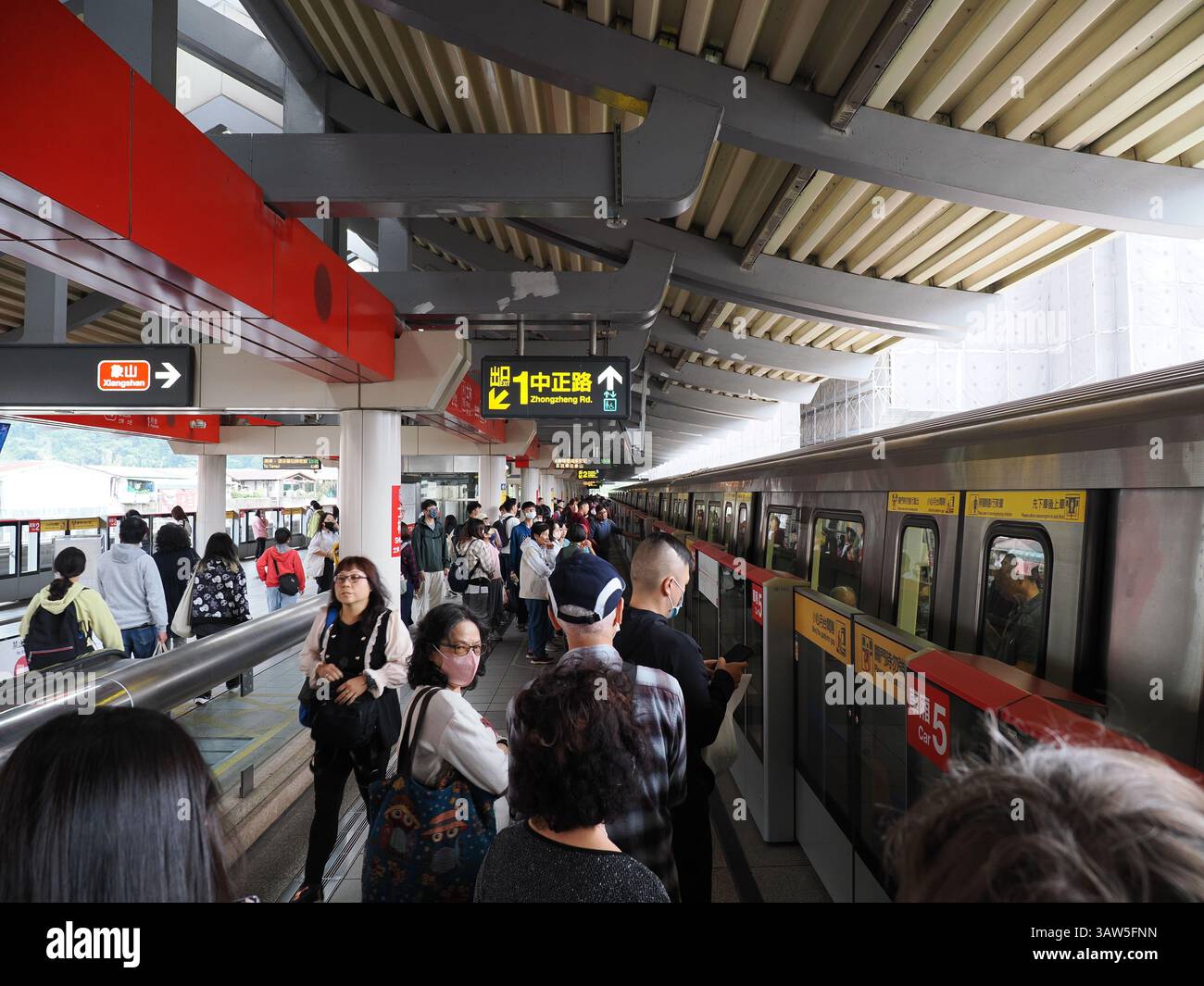 Image of a crowded train platform in the Shilin metro station Stock ...
