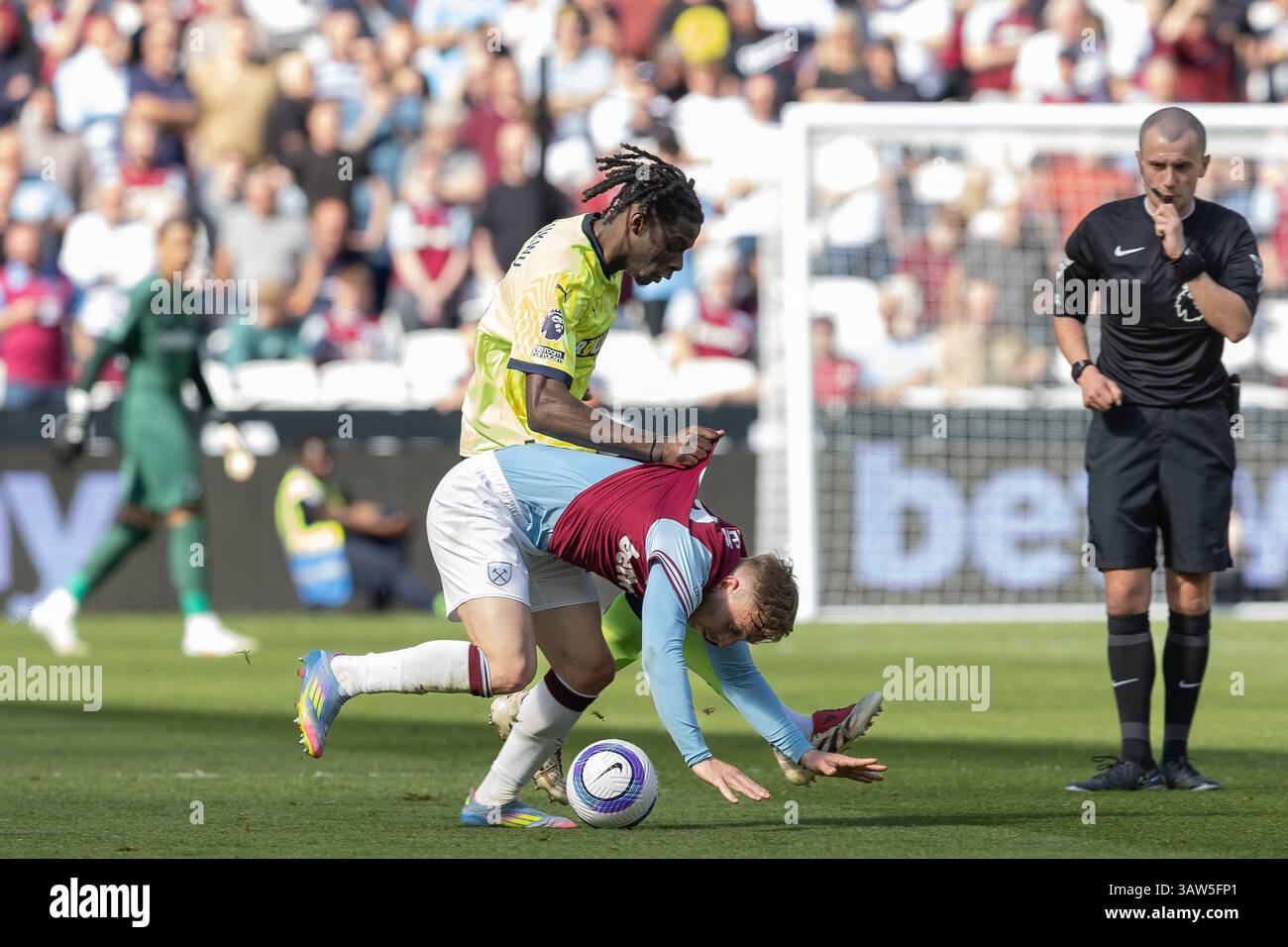 London Stadium, London, UK. 19th Apr, 2025. Premier League Football ...