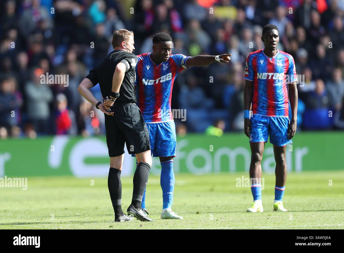 Selhurst Park, Selhurst, London, UK. 19th Apr, 2025. Premier League ...