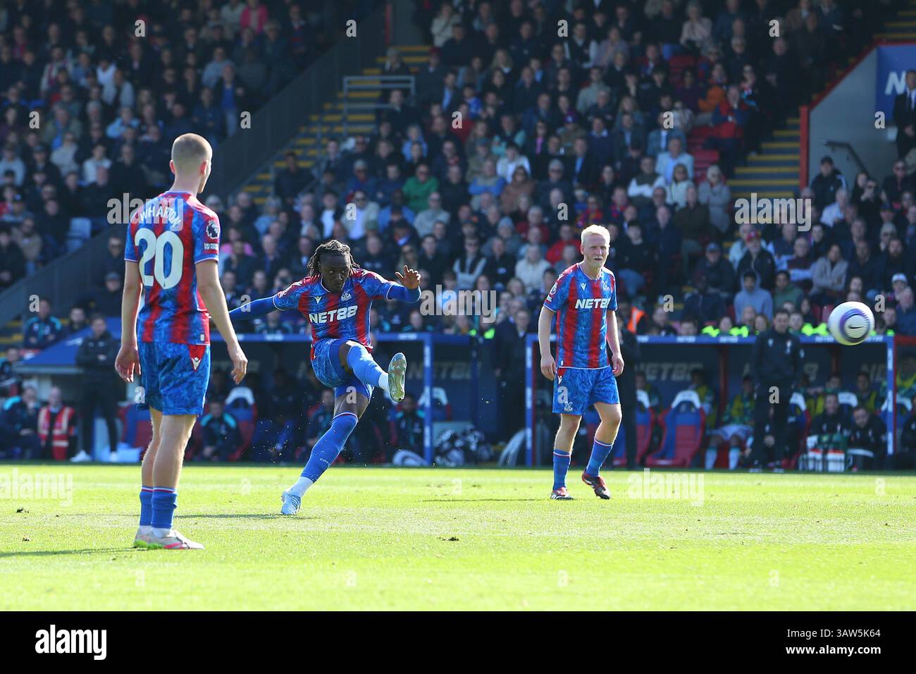 Selhurst Park, Selhurst, London, UK. 19th Apr, 2025. Premier League ...