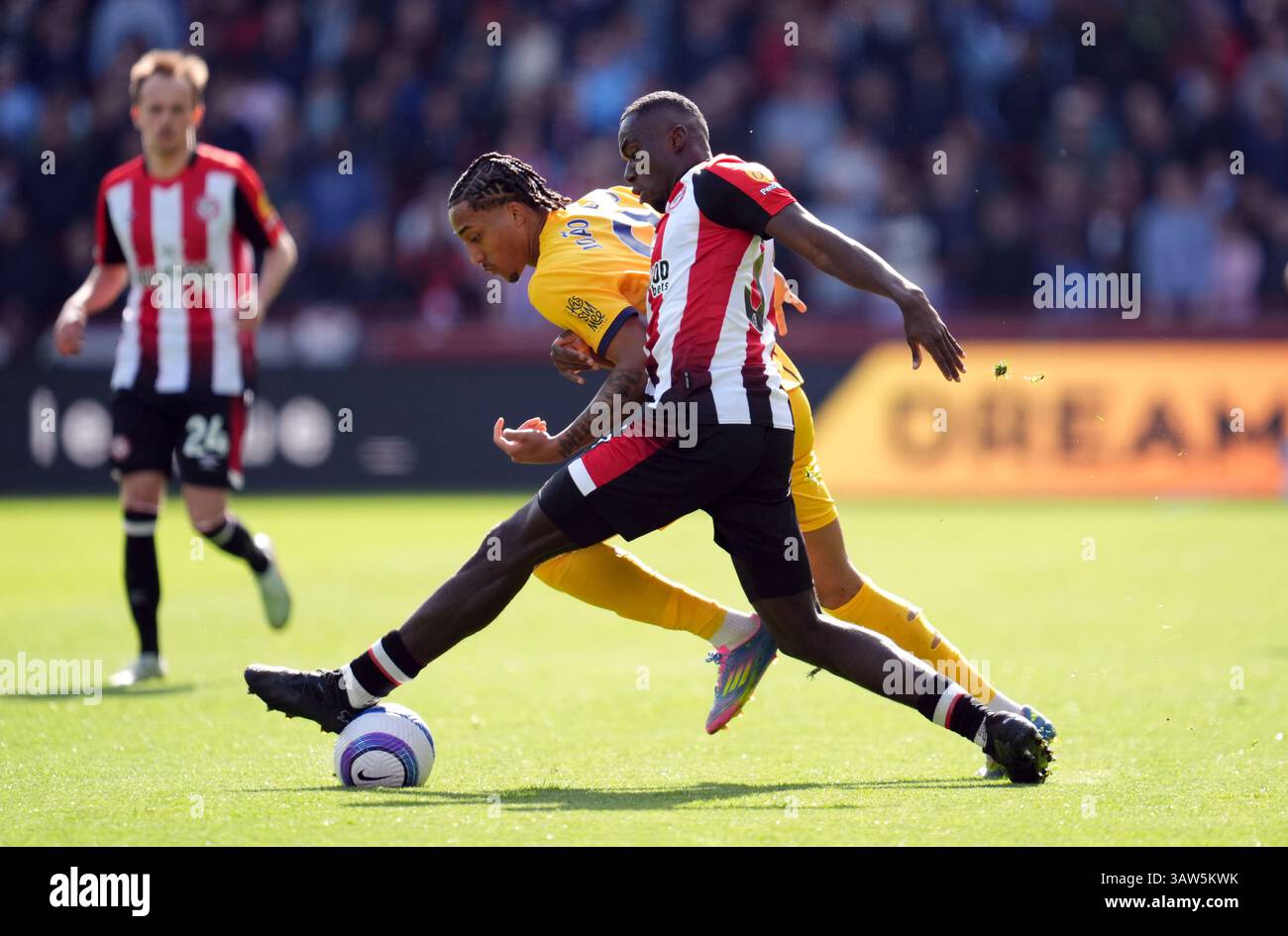 Brighton and Hove Albion's Joao Pedro and Brentford's Michael Kayode ...