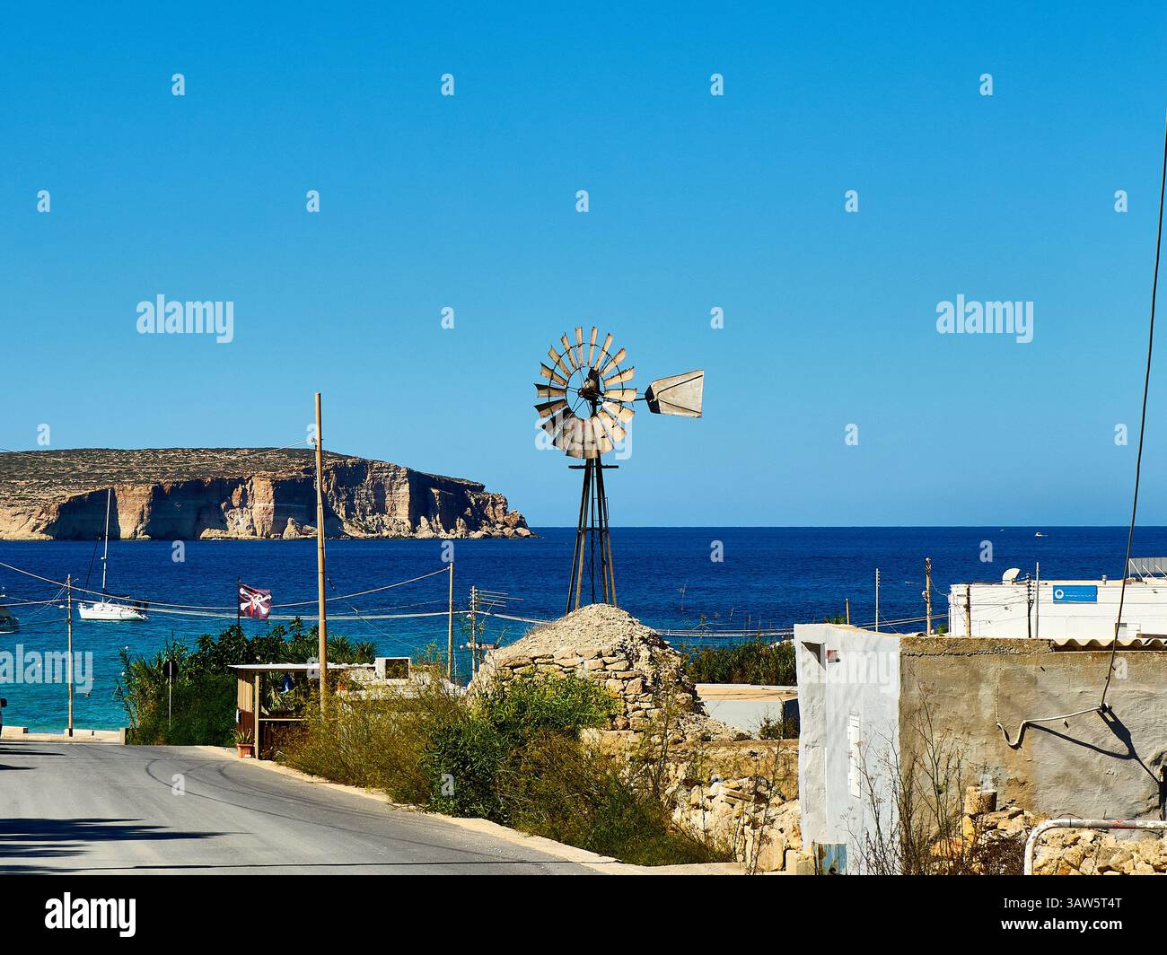 Classic vintage style windmill used on farms Stock Photo - Alamy