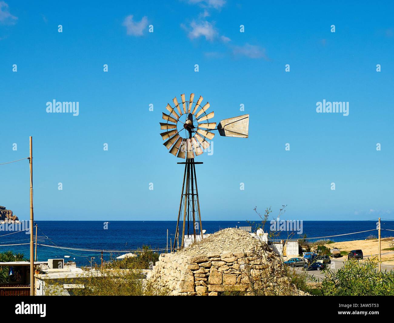 Classic vintage style windmill used on farms Stock Photo - Alamy