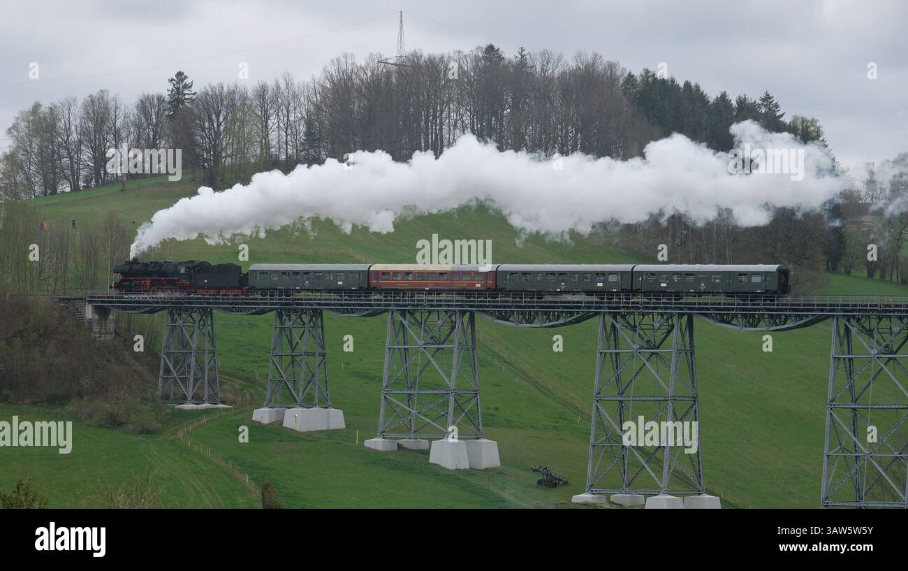 19 April 2025, Saxony, Markersbach: Steam locomotive 50 3616-5 runs as ...