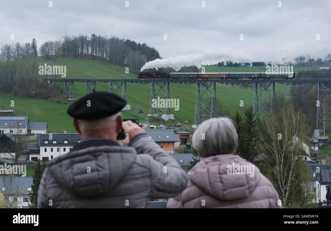 19 April 2025, Saxony, Markersbach: Steam locomotive 50 3616-5 runs as ...