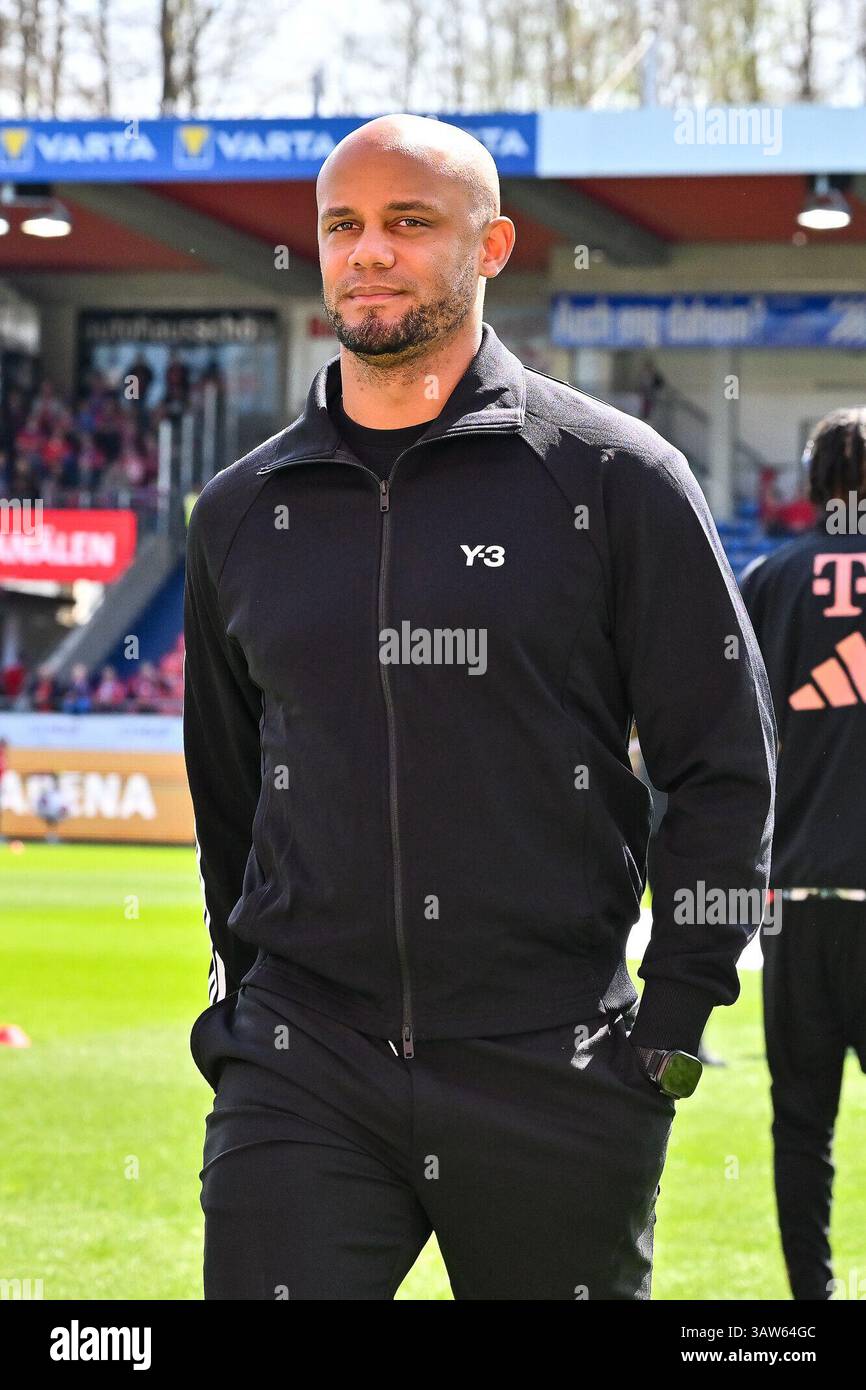 im Bild Vincent KOMPANY Trainer FC Bayern Muenchen / Einzelfoto ...