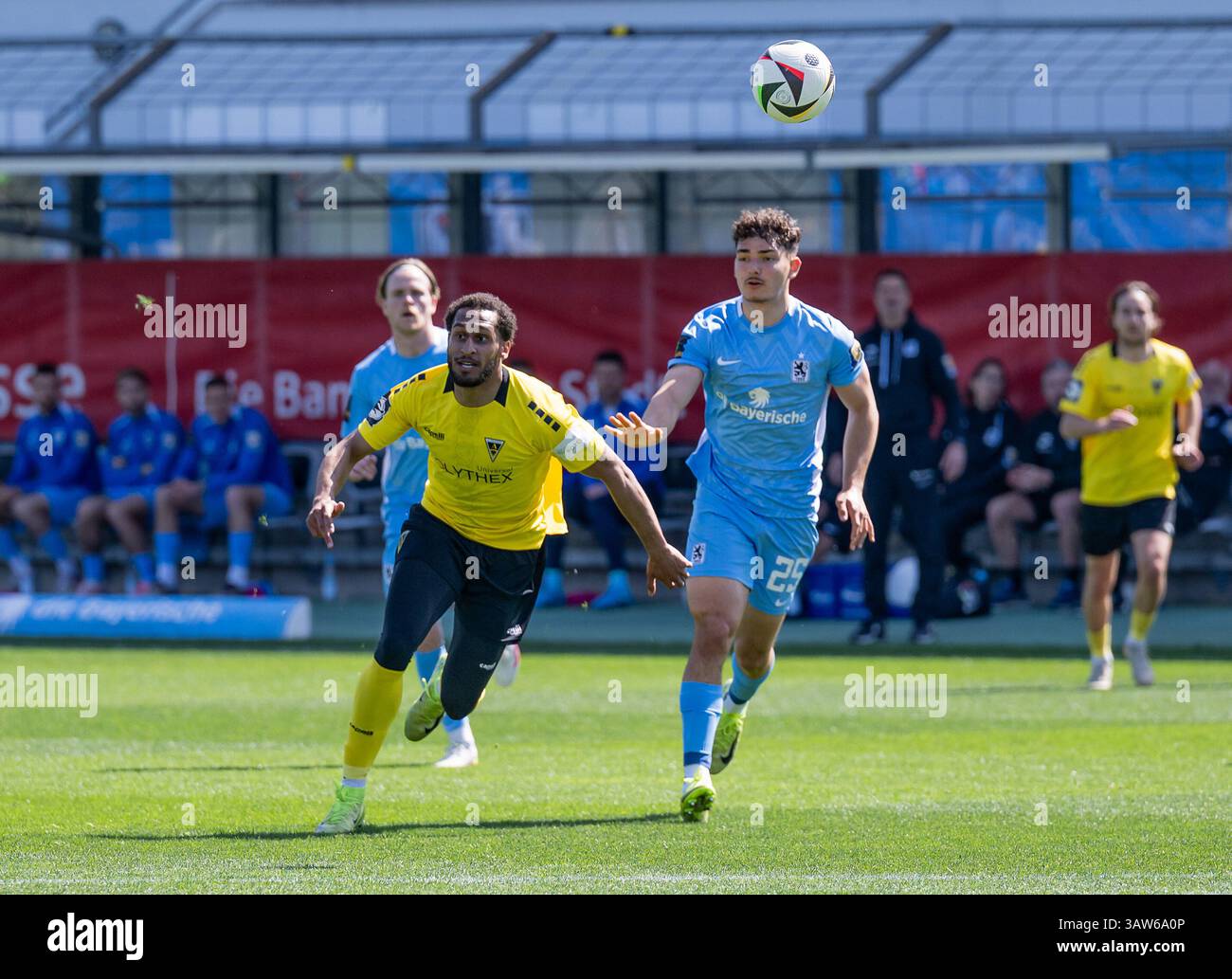 Kampf um den Ball / Zweikampf zwischen Kevin Goden (Alemannia Aachen ...