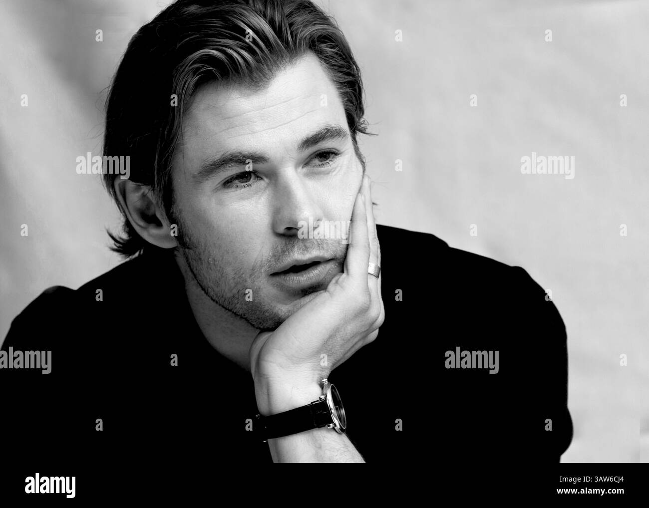 Chris hemsworth thor dark world Black and White Stock Photos & Images ...