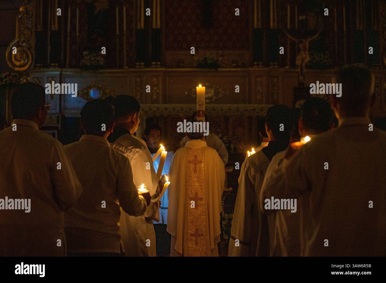 Quezon City, Quezon, Philippines. 19th Apr, 2025. A priest holds the ...