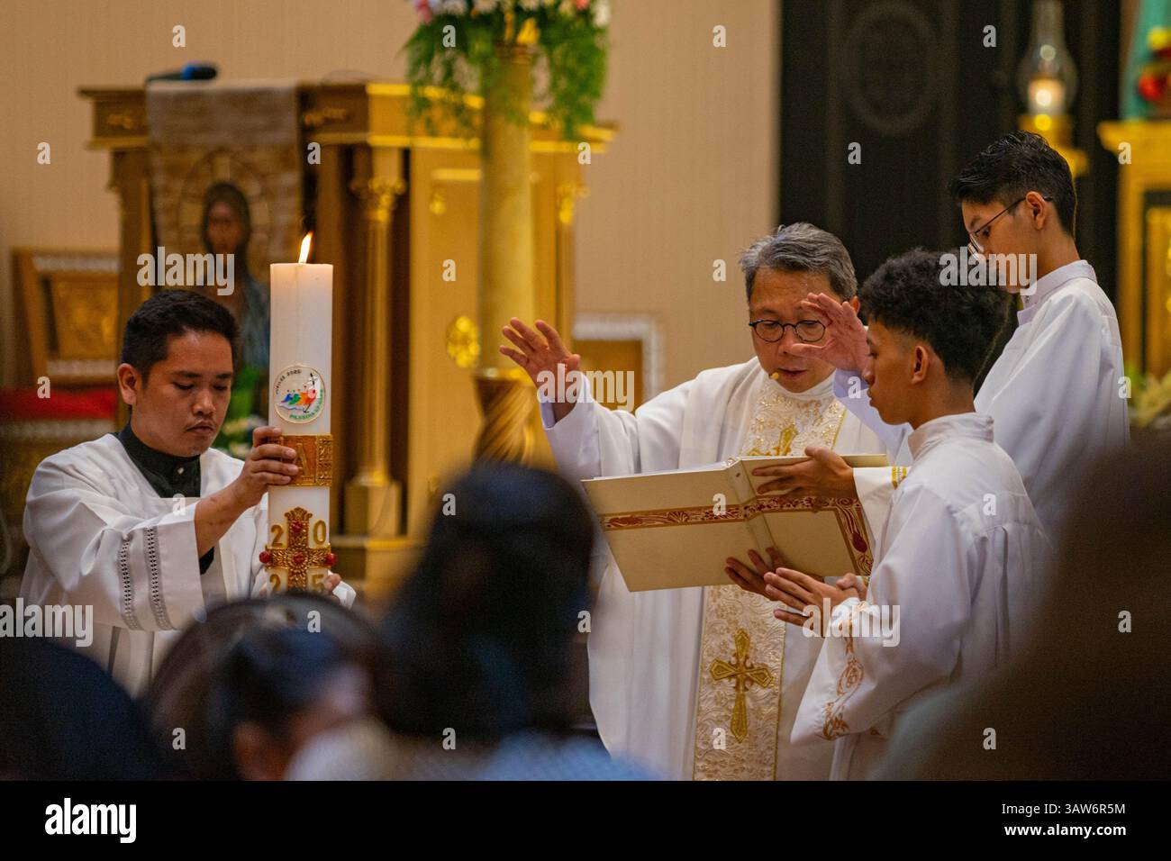 Quezon City, Quezon, Philippines. 19th Apr, 2025. The priest blesses ...