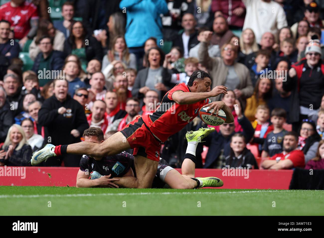 Cardiff, UK. 19th Apr, 2025. Gabriel Hamer-Webb of Cardiff Rugby scores ...